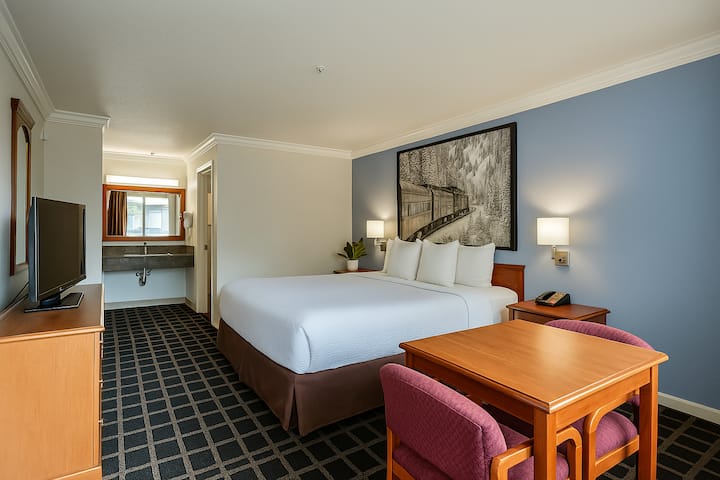 Serene 1 King Bed With Pool And Spa - Willits, CA