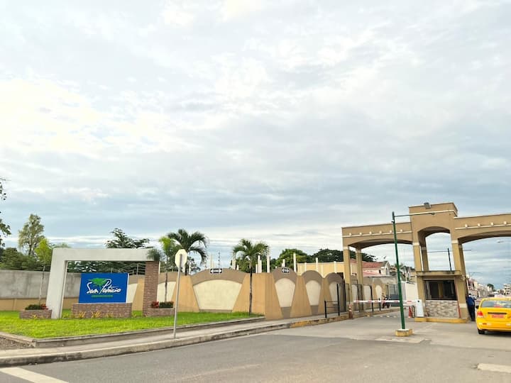 Villa En Urbanización Privada - Machala