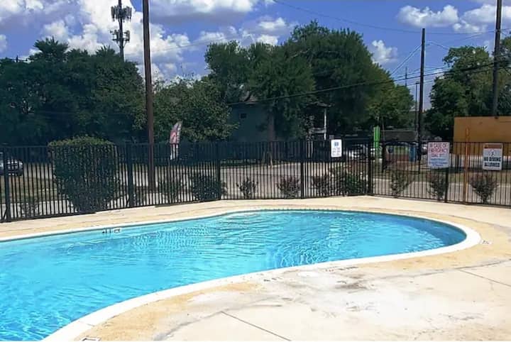 Small Unit Near Airport & Wal-mart - Terrell Hills - San Antonio