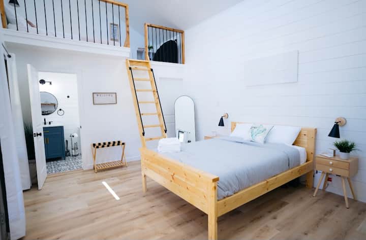 Dreamers Tiny Relaxing Cabin Retreat - Leakey, TX