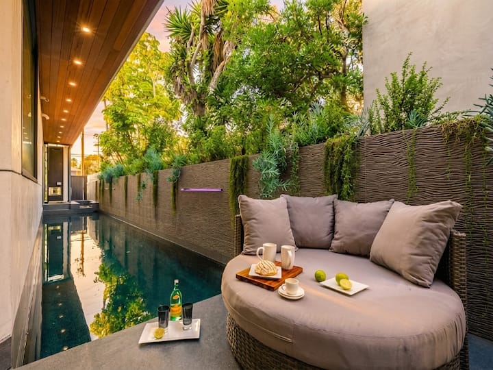 Luxury Venice Stay Designer Style + Pool & Rooftop - Venice Beach, CA