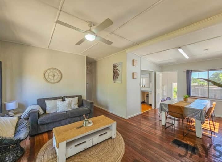 Cosy Town House
-Sleeps 8 People - Mount Isa