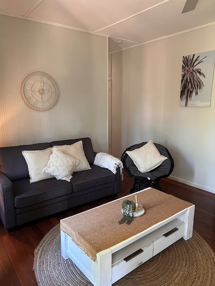 Cosy Town House
-Sleeps 8 People - Mount Isa