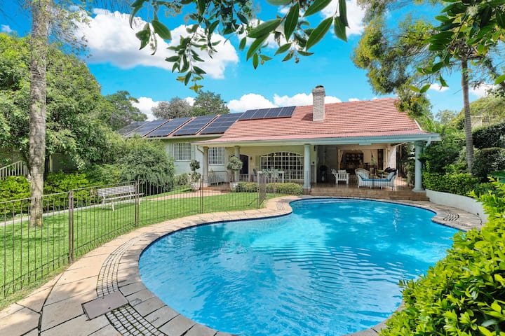 Classic Sandton Manor With Pool, Gardens & Patios - Sandton