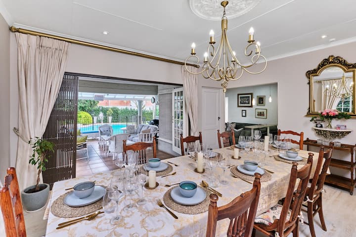 Classic Sandton Manor With Pool, Gardens & Patios - Sandton