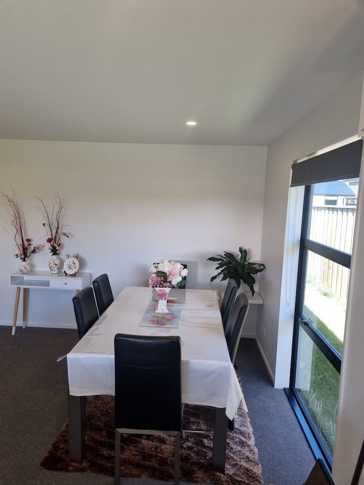 Modern House In Woodend Room 2 - Ashley