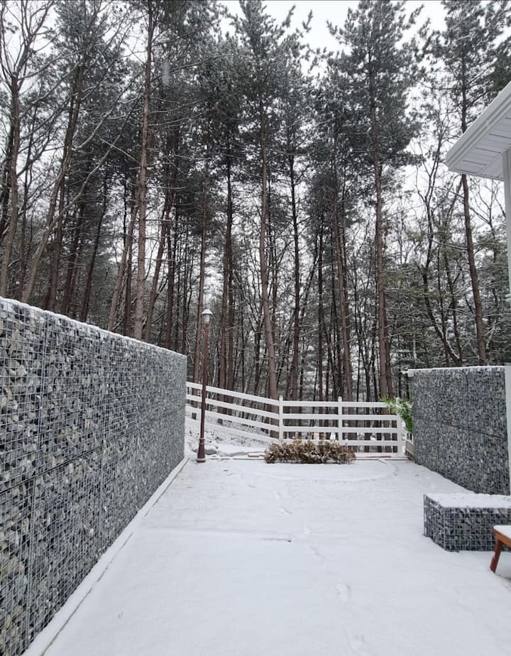 [춘천 숲안애]산전망/
도심 속 숲속
프라이빗 바베큐장/배민가능/집앞주차/마트 차량2분 - Chuncheon-si