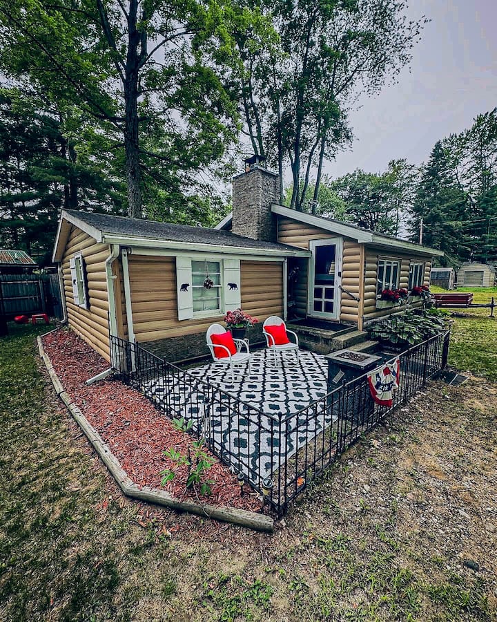 Carlton’s Lake Getaway - Houghton Lake, MI