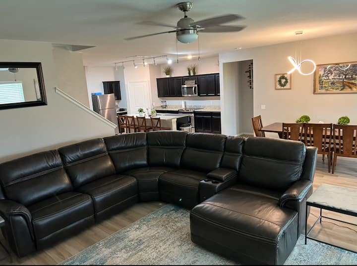 Extra Spacious Two-story Master Bedroom Downstairs - Katy, TX