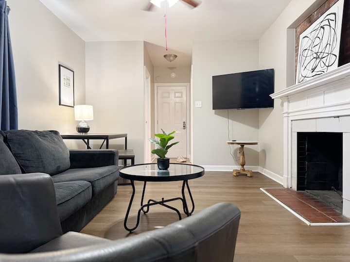 Spring Street Suites C | Queen Stylish 3bd/1ba Apt - 에번즈빌
