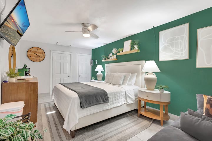 King Bed Modern Stay Always Clean And Comfy - Lake Okeechobee, FL