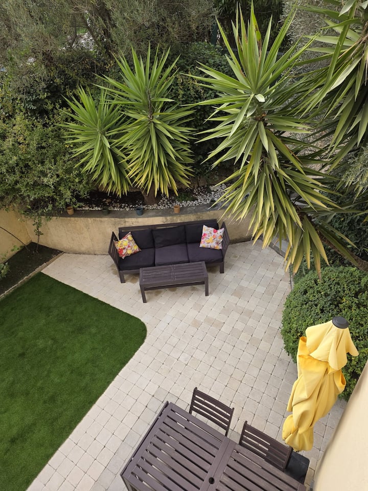 Jardin, Parking Et Plage De Portissol - Sanary-sur-Mer