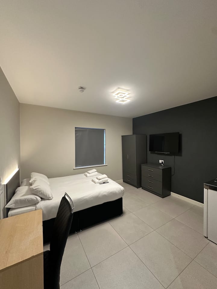 Double Ensuite Room - Wendover Arms Hotel - Rm 2 - High Wycombe