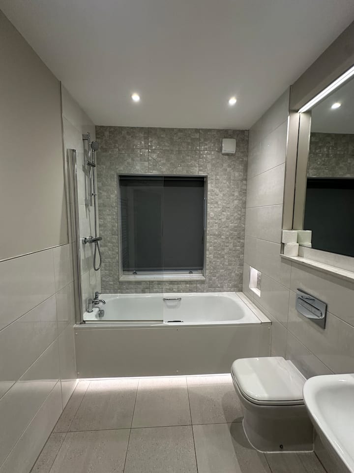 Double Ensuite Room - Wendover Arms Hotel - Rm 2 - High Wycombe