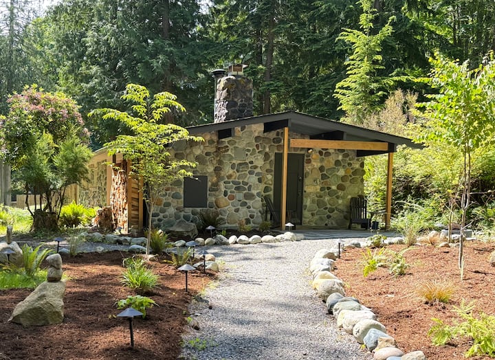 Artists Stone Cabin With Sauna & Cedar Soaking Tub - Bellingham, WA