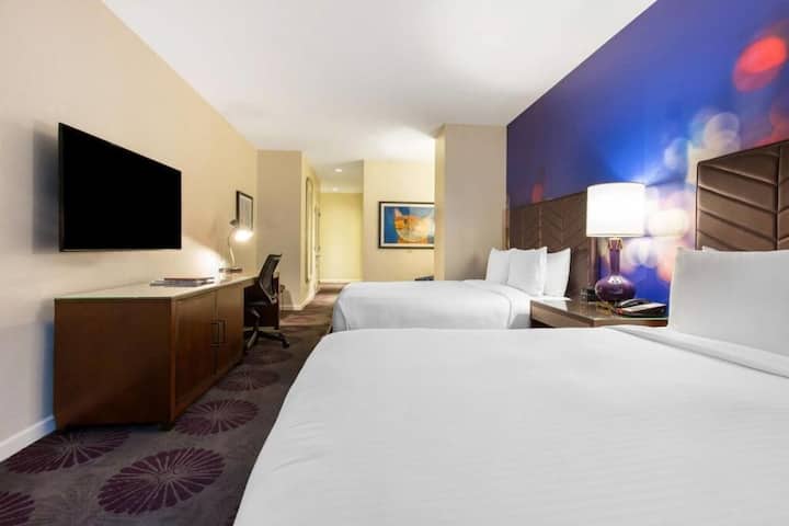 Double Queen, Chicago Hotel, 2 Units, Mag Mile - Chicago, IL