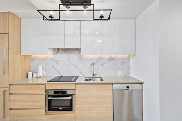 New Condo With Mountain View - Surrey
