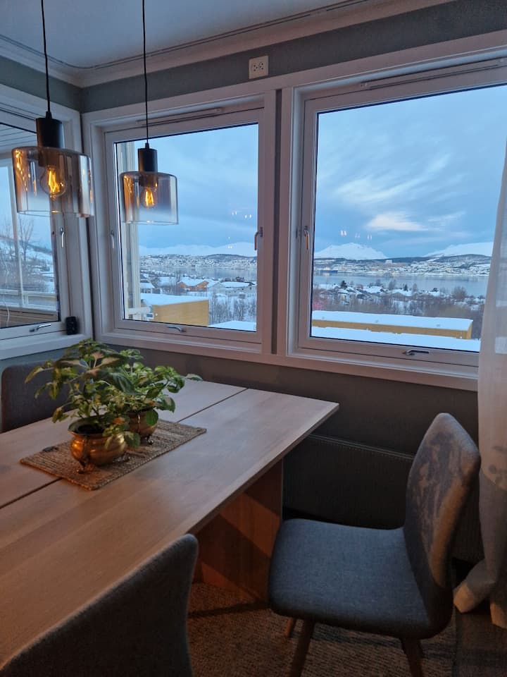 Stor Leilighet Med Vakker Utsikt, Inkl. Parkering - Tromsø