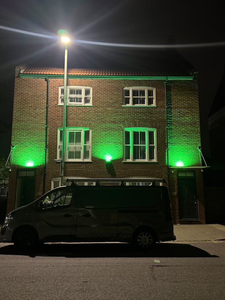 Silk Hotel Entire House Six Beds, Kitchen,dinning - リンカンシャー