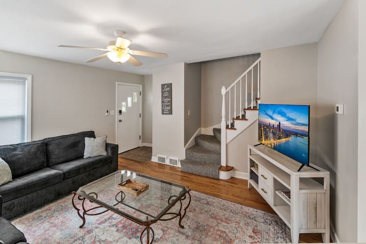 Home W/ 2 Kitchen & Living Rooms, Near Naval Base! - Highland Park, IL