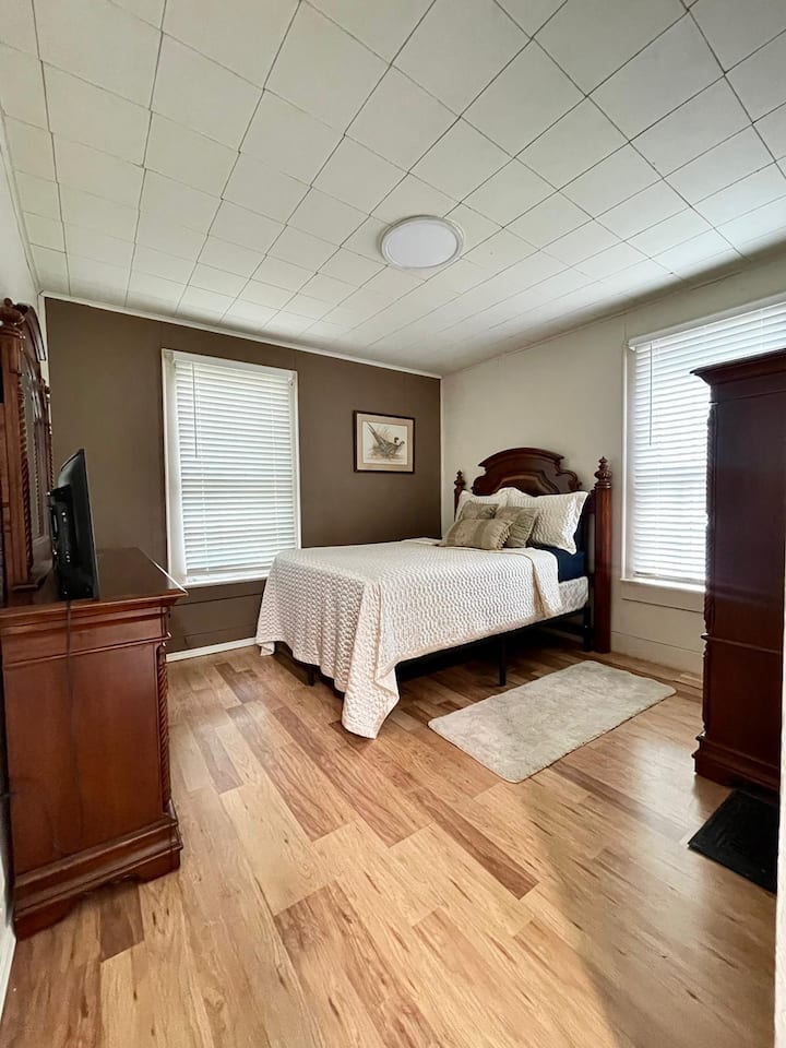 Downtown Cozy Home - South Bend, IN