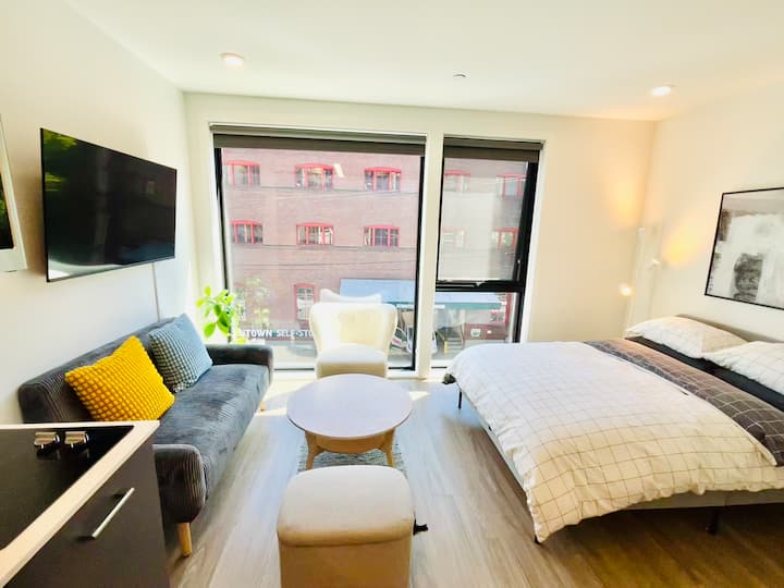 Sunny Studio Heart Of The Pearl - Portland, OR