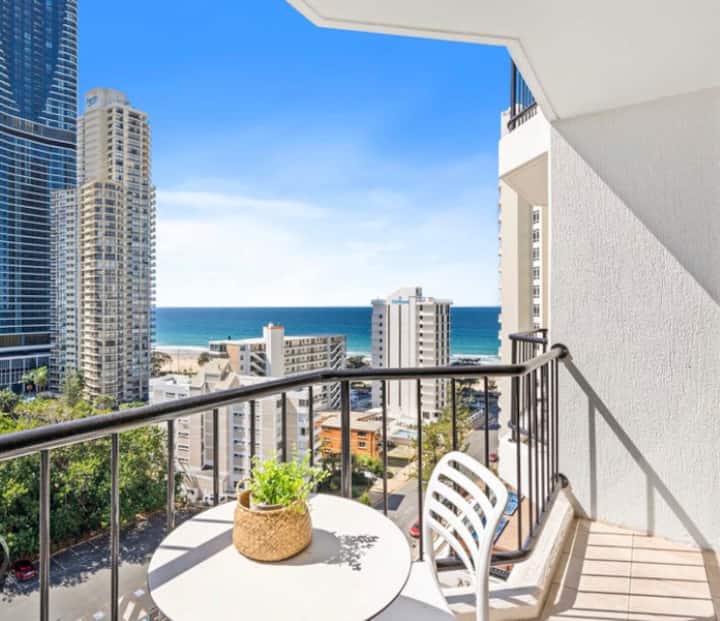 Relaxed Beach Side Apartment, Ocean Views - Gold Coast