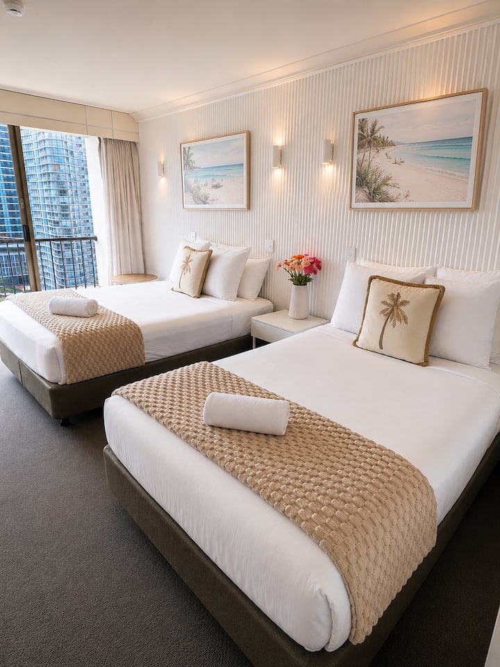 Relaxed Beach Side Apartment, Ocean Views - Surfers Paradise