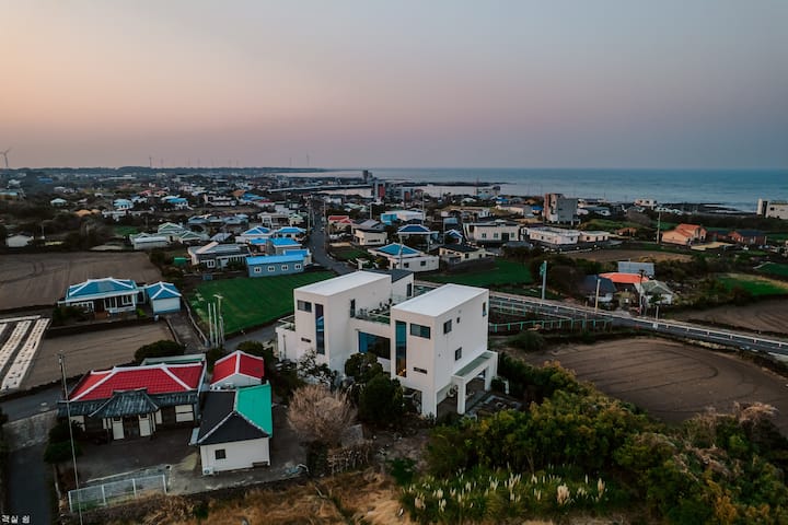 East Jeju Hub: Wellness Private Villa, 2 Jacuzzis - Jeju-si