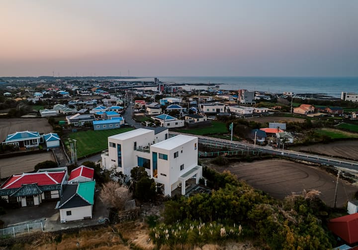 East Jeju Hub: 2 Jacuzzis, Wellness Private House - Jeju-do