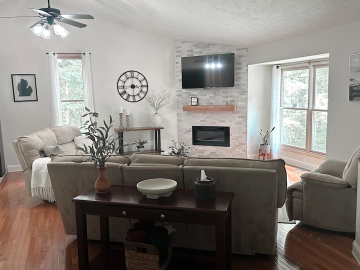 Summit House 4br House, Sleeps 12+, Close To Tc - Glen Lake, MI