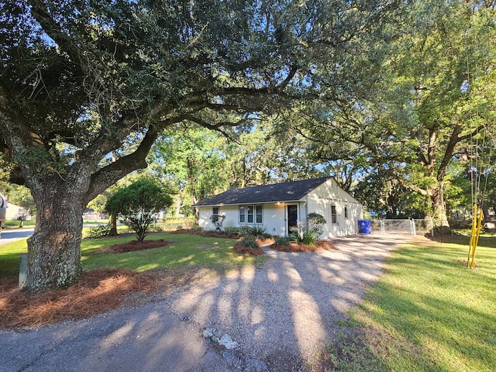 Madrona's Guesthouse- Easy Downtown Access - Charleston, SC