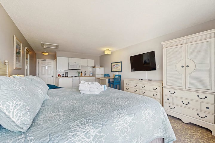 Oceanfront Dream Studio: Bay Views & Firepit - Provincetown, MA
