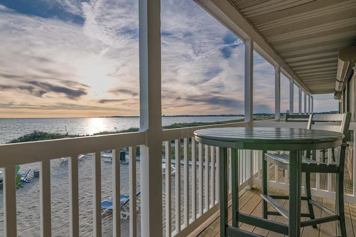 Oceanfront Gem: Ac & Sunrise Balcony - Provincetown, MA