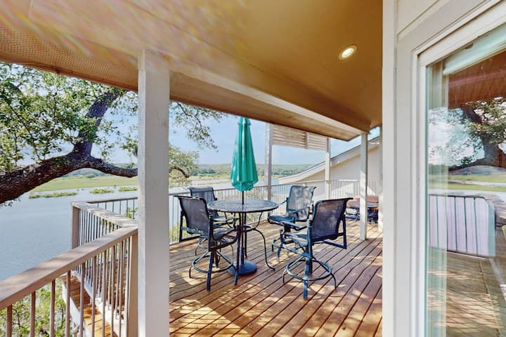 Refined 3br Lakefront W/pool, Tesla Charger, Patio - Spicewood, TX