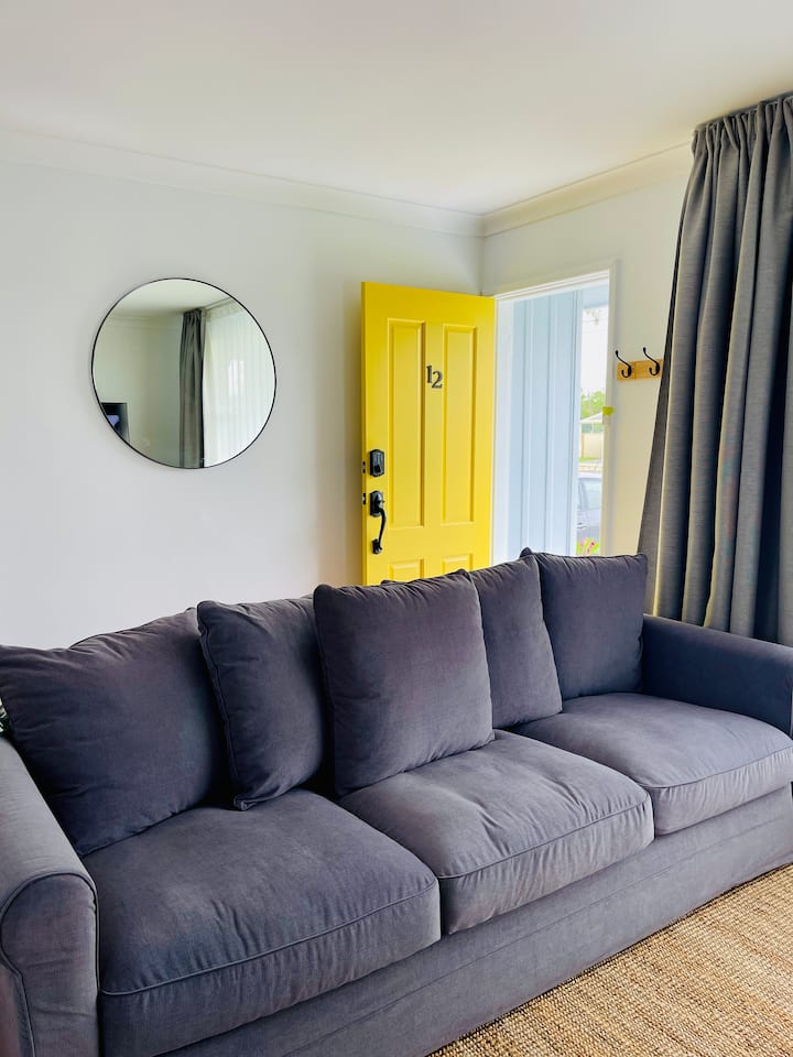 Sunshine Retreat: Modern 3br Haven - Kingswood