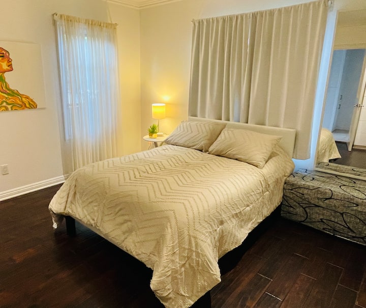 Stylish Room, Pool, Free Parking By Beverly Hills - Los Angeles, CA