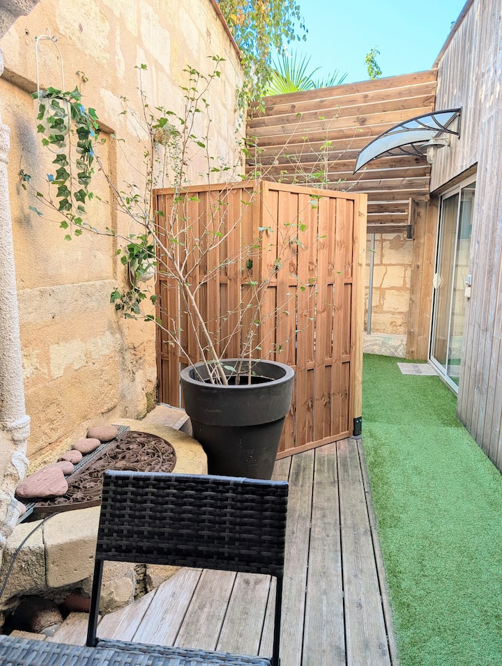 Grand Studio Avec Patio Au Jardin Public - Bassens