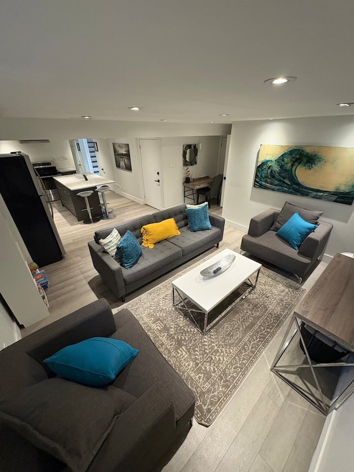 Modern Stylish & Private With Courtyard & Parking - Burlington