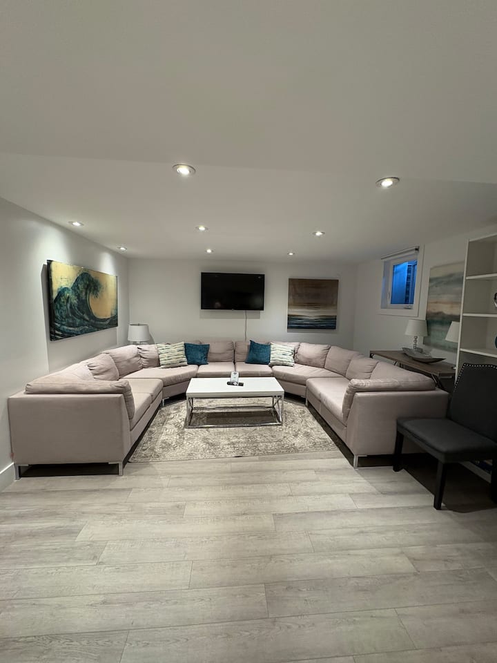 Modern Stylish & Private With Courtyard & Parking - Burlington
