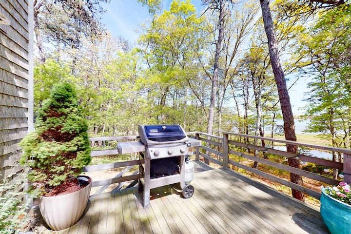 Waterfront Escape: Deck, Grill & Beach Nearby - 데니스