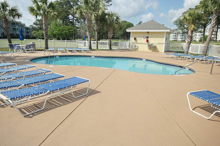Serene Condo With Pool, Balcony, Full Kitchen - Myrtle Beach