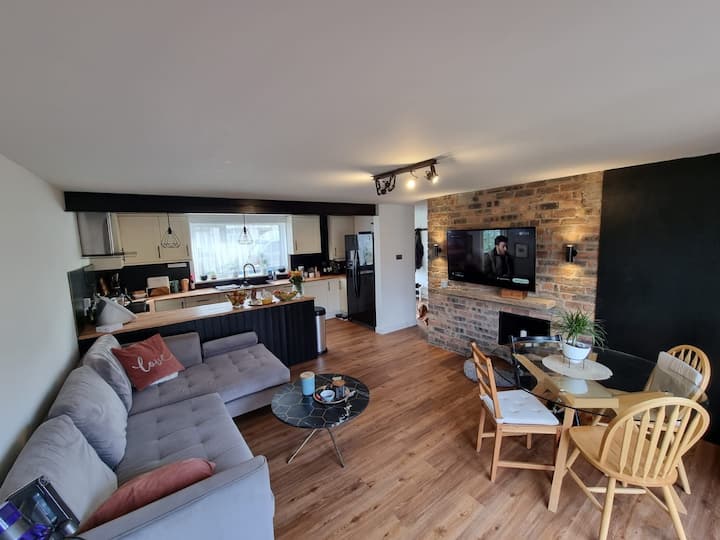 Bright And Spacious 2bed Apartment - Edinburgh, UK