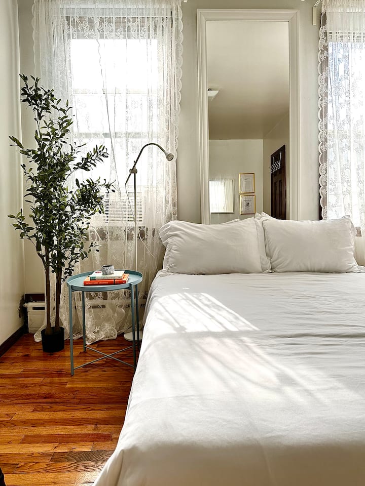 Sunny, Queen Bed, Desk, Closet, Smart Tv & Wifi - Brooklyn, NY