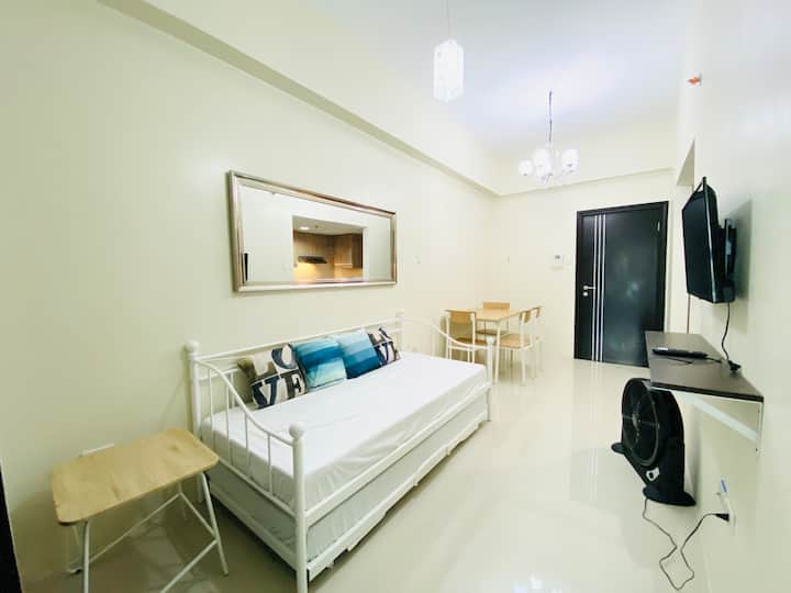 City 1br Flat W/ Mall Access, Pool & Gym - Talisay