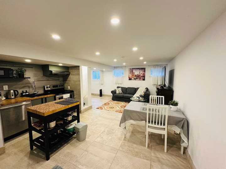Spacious Bedroom Ensuite Bathroom Private Entrance - 256