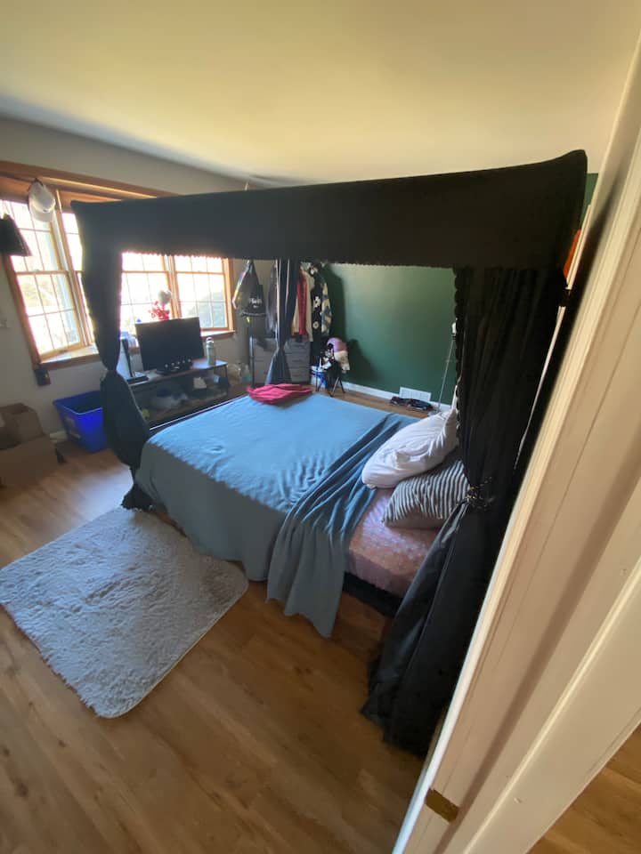 Nice Bedroom Private Entrance - Burlington, VT