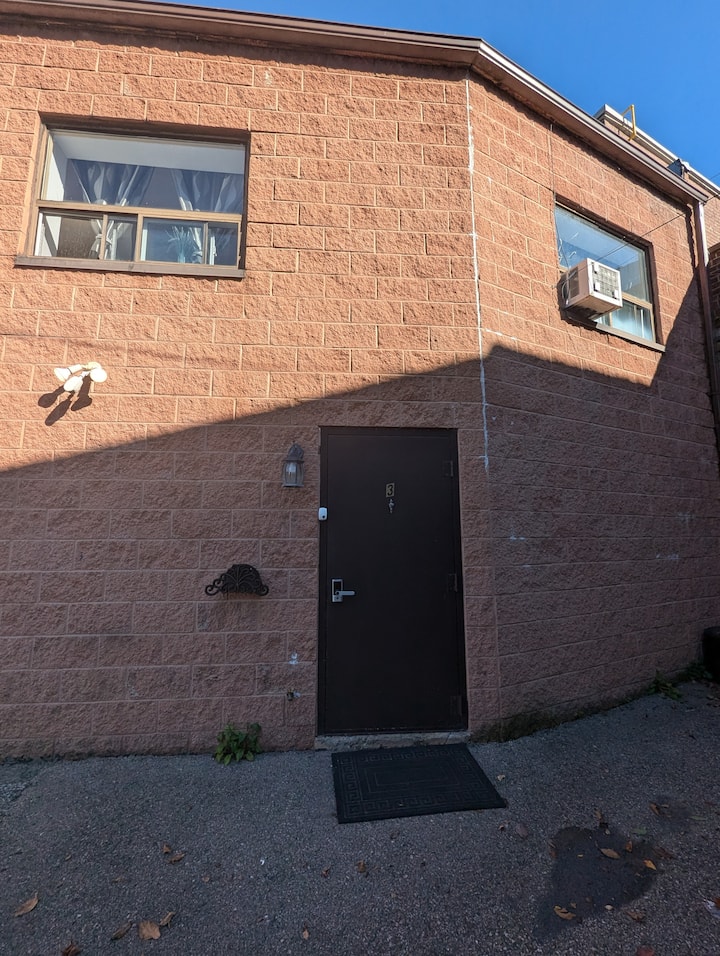 Private 3 Bedroom Apt Sleeps 6, Bath/kit/laundry - Mississauga