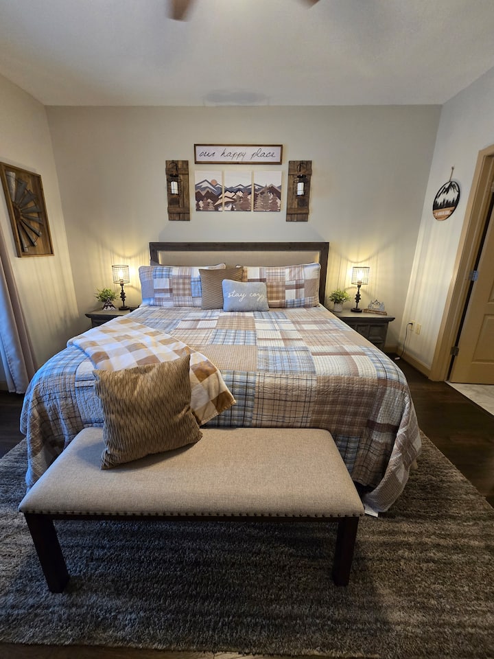 Remodeled, Walk-in Shower, Pool & Walk To Parkway - Pigeon Forge, TN