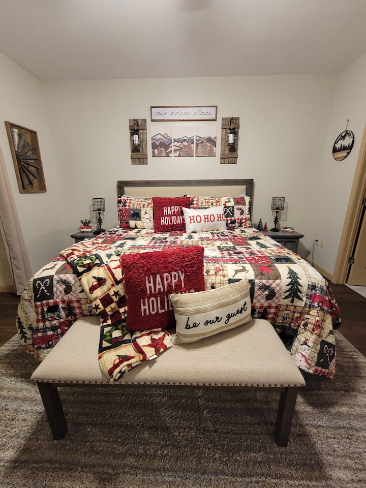 Remodeled, Walk-in Shower, Pool & Walk To Parkway - The Butterfly, Pigeon Forge